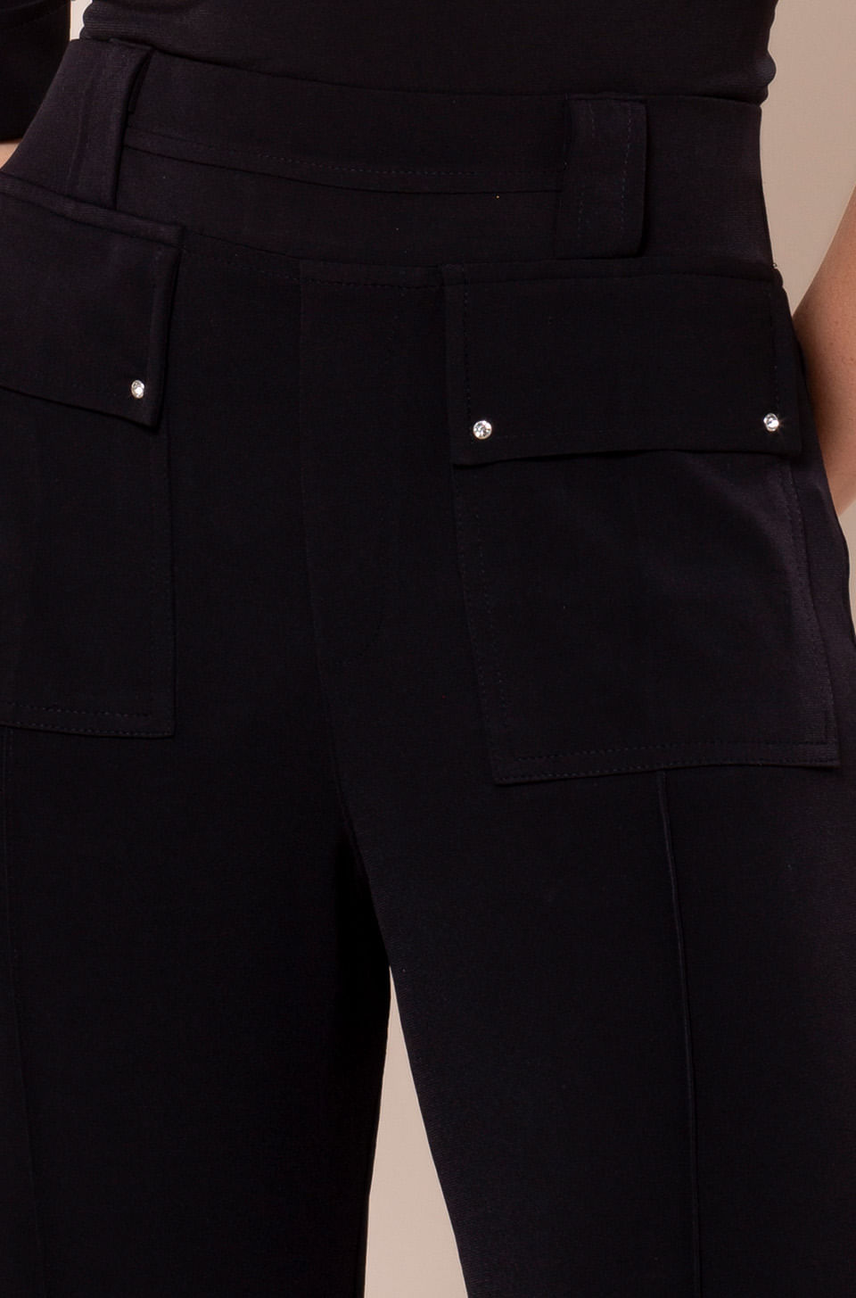 CALCA-CREPE-BLACK-COM-BOLSOS_09468_3.jpg?v=638807577471500000