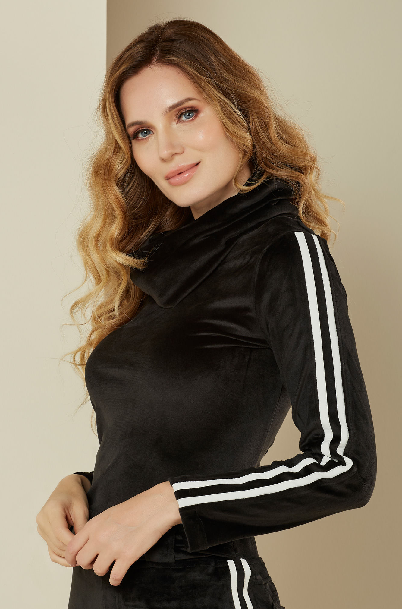 BLUSA-PLUSH-BLACK-MANGA-LISTRA-OFF_38689_3.jpg?v=638807740705730000